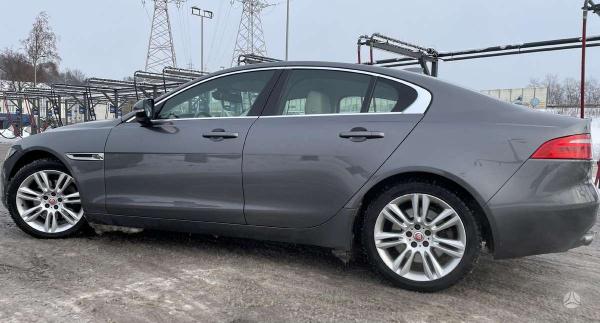 Pelēks Jaguar XE 2017 Kauņa, ar dzinēja tilpumu 2.00 L un nobraukumu 230 tūkst. km par 8700 €, foto 3 vietnē AUTOMOTO.COM.LV
