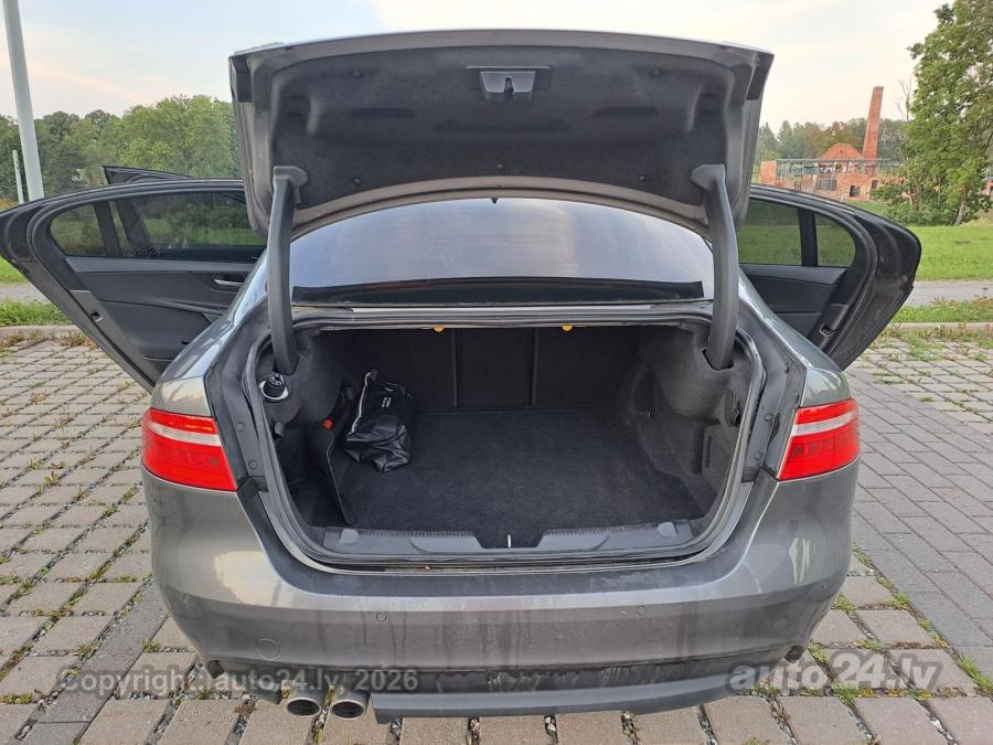 Grey Jaguar XE 2017 in Tartu, with an engine capacity of 2.00 L and mileage of 200 thousand km for 14400 €, photo 11 on AUTOMOTO.COM.LV