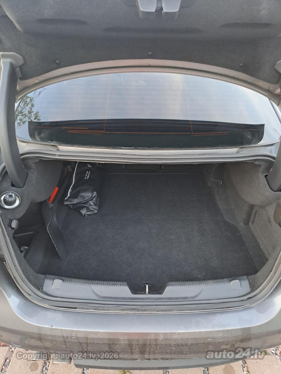Grey Jaguar XE 2017 in Tartu, with an engine capacity of 2.00 L and mileage of 200 thousand km for 14400 €, photo 12 on AUTOMOTO.COM.LV
