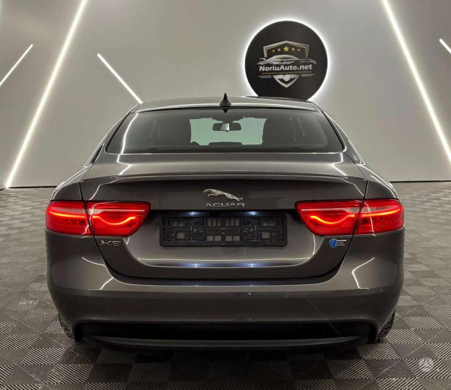 Pelēks Jaguar XE 2018 Marijampole, ar dzinēja tilpumu 2.00 L un nobraukumu 195 tūkst. km par 9650 €, foto 28 vietnē AUTOMOTO.COM.LV