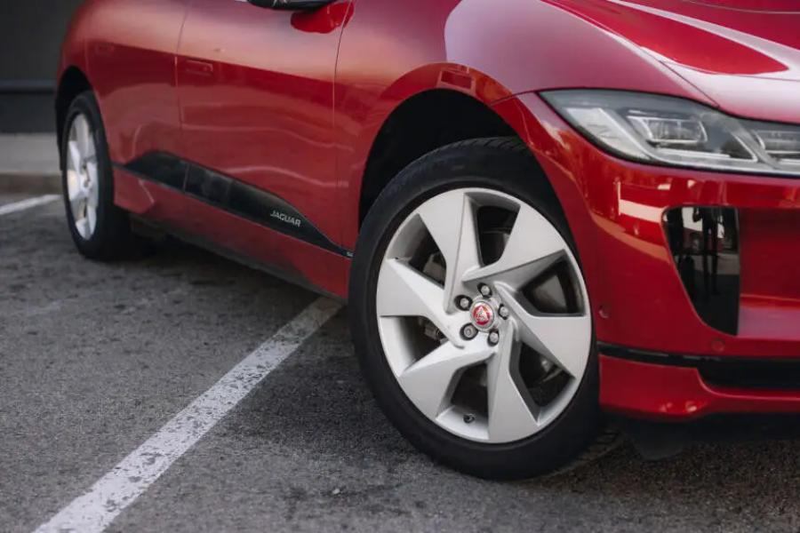 Red Jaguar XE 2018 in Riga, with an engine capacity of 0.00 L and mileage of 139 thousand km for 36500 €, photo 3 on AUTOMOTO.COM.LV