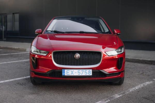 Red Jaguar XE 2018 in Riga, with an engine capacity of 0.00 L and mileage of 139 thousand km for 36500 €, photo 3 on AUTOMOTO.COM.LV