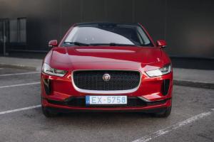 Red Jaguar XE 2018 in Riga, with an engine capacity of 0.00 L and mileage of 139 thousand km for 36500 €, photo 4 on AUTOMOTO.COM.LV