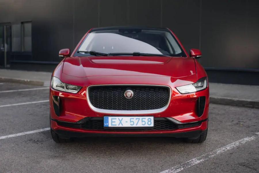 Red Jaguar XE 2018 in Riga, with an engine capacity of 0.00 L and mileage of 139 thousand km for 36500 €, photo 4 on AUTOMOTO.COM.LV