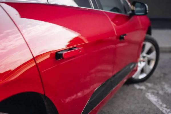 Red Jaguar XE 2018 in Riga, with an engine capacity of 0.00 L and mileage of 139 thousand km for 36500 €, photo 4 on AUTOMOTO.COM.LV