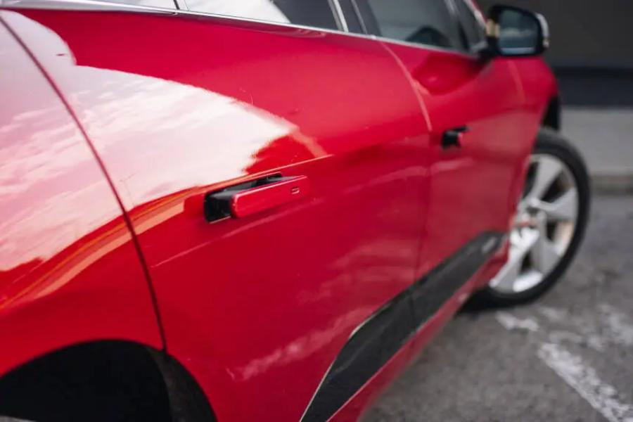 Red Jaguar XE 2018 in Riga, with an engine capacity of 0.00 L and mileage of 139 thousand km for 36500 €, photo 5 on AUTOMOTO.COM.LV