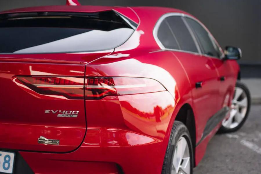 Red Jaguar XE 2018 in Riga, with an engine capacity of 0.00 L and mileage of 139 thousand km for 36500 €, photo 7 on AUTOMOTO.COM.LV