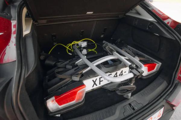 Red Jaguar XE 2018 in Riga, with an engine capacity of 0.00 L and mileage of 139 thousand km for 36500 €, photo 7 on AUTOMOTO.COM.LV