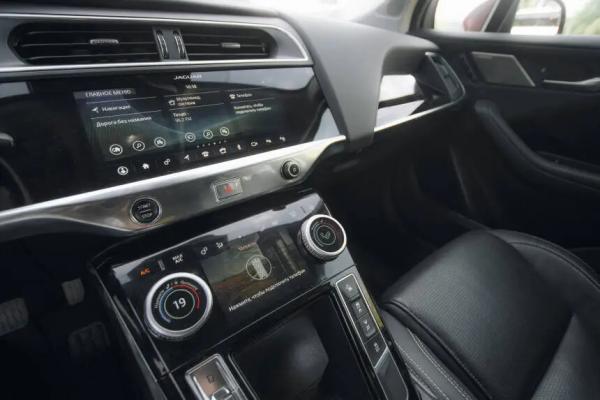 Red Jaguar XE 2018 in Riga, with an engine capacity of 0.00 L and mileage of 139 thousand km for 36500 €, photo 8 on AUTOMOTO.COM.LV