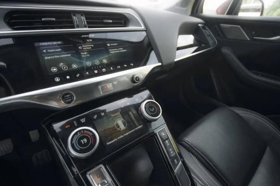 Red Jaguar XE 2018 in Riga, with an engine capacity of 0.00 L and mileage of 139 thousand km for 36500 €, photo 9 on AUTOMOTO.COM.LV