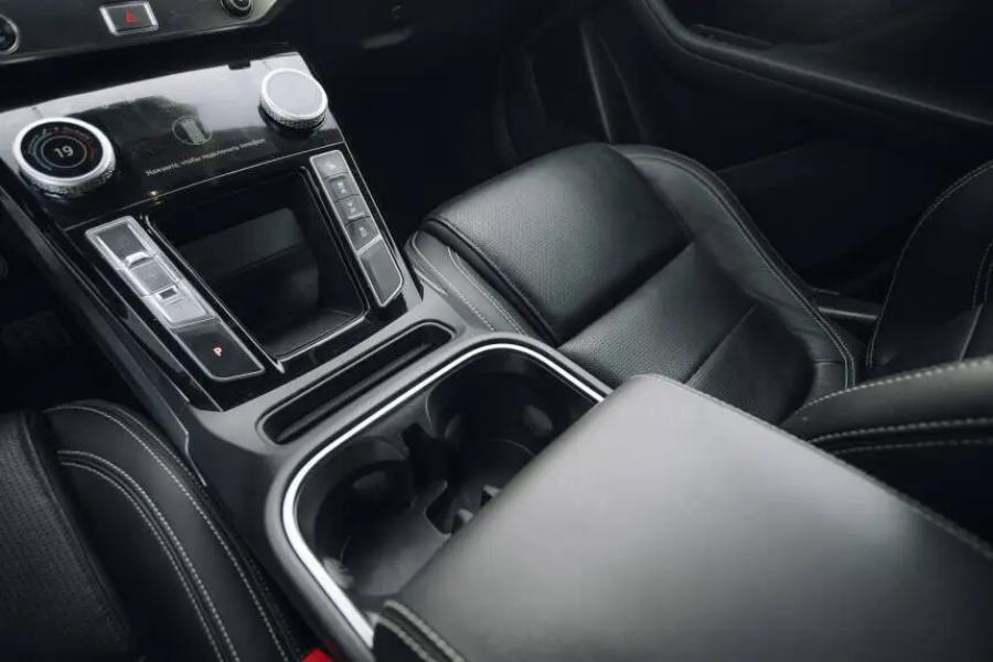 Red Jaguar XE 2018 in Riga, with an engine capacity of 0.00 L and mileage of 139 thousand km for 36500 €, photo 10 on AUTOMOTO.COM.LV