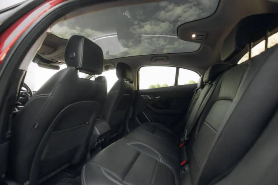 Red Jaguar XE 2018 in Riga, with an engine capacity of 0.00 L and mileage of 139 thousand km for 36500 €, photo 13 on AUTOMOTO.COM.LV