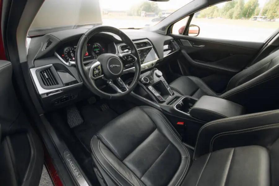 Red Jaguar XE 2018 in Riga, with an engine capacity of 0.00 L and mileage of 139 thousand km for 36500 €, photo 14 on AUTOMOTO.COM.LV