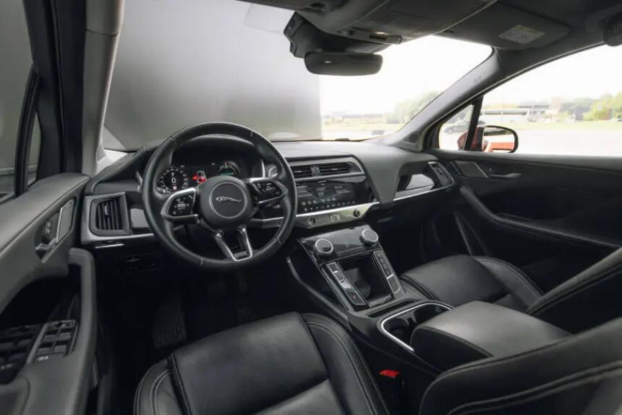 Red Jaguar XE 2018 in Riga, with an engine capacity of 0.00 L and mileage of 139 thousand km for 36500 €, photo 16 on AUTOMOTO.COM.LV