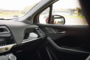 Red Jaguar XE 2018 in Riga, with an engine capacity of 0.00 L and mileage of 139 thousand km for 36500 €, photo 17 on AUTOMOTO.COM.LV