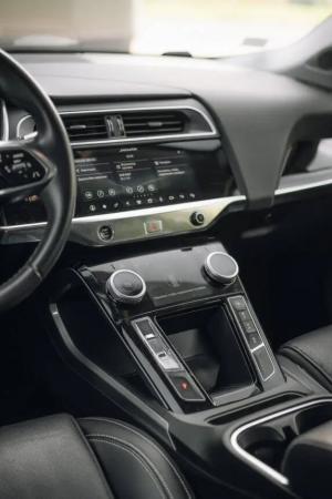 Red Jaguar XE 2018 in Riga, with an engine capacity of 0.00 L and mileage of 139 thousand km for 36500 €, photo 19 on AUTOMOTO.COM.LV