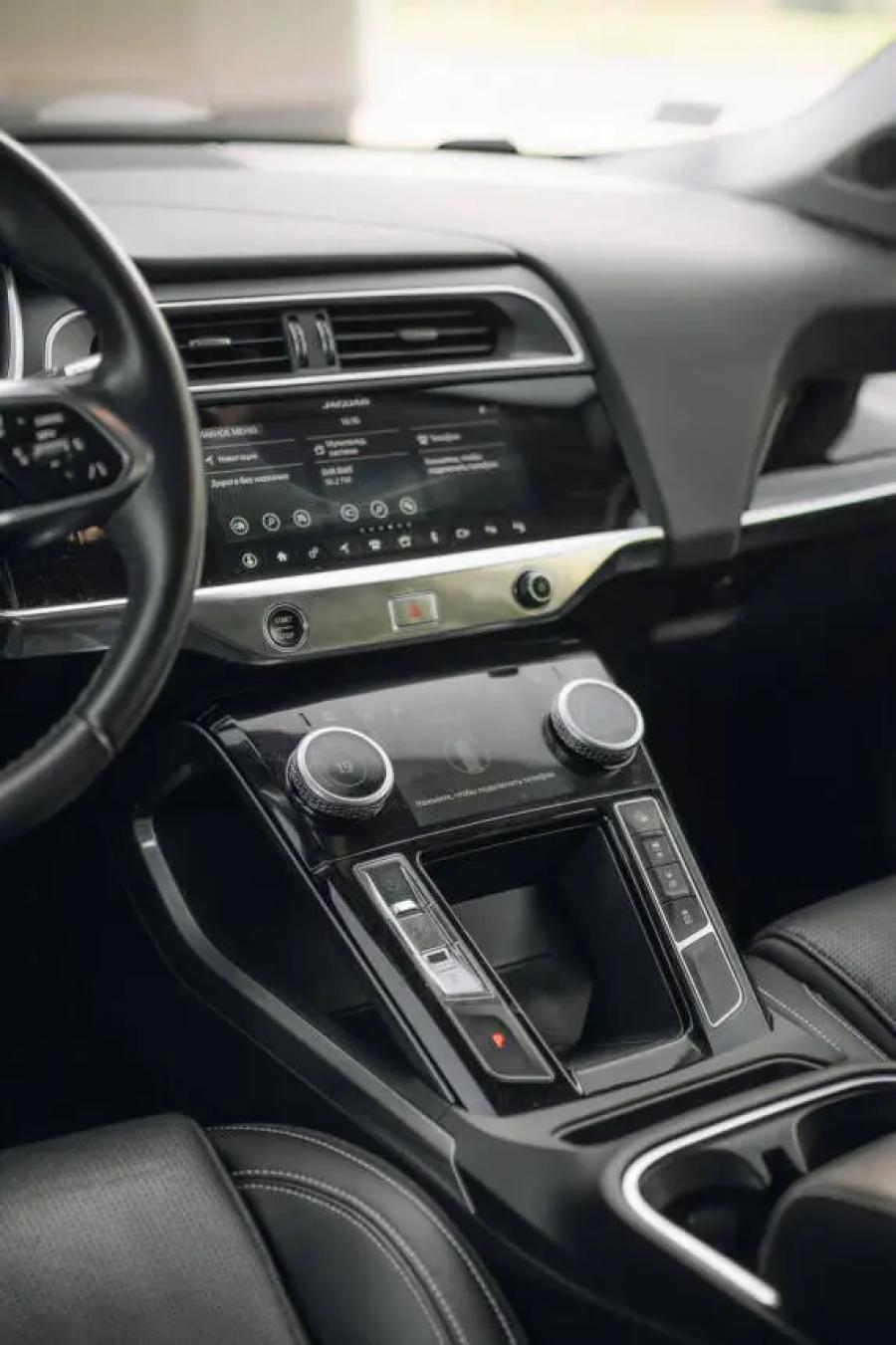 Red Jaguar XE 2018 in Riga, with an engine capacity of 0.00 L and mileage of 139 thousand km for 36500 €, photo 19 on AUTOMOTO.COM.LV