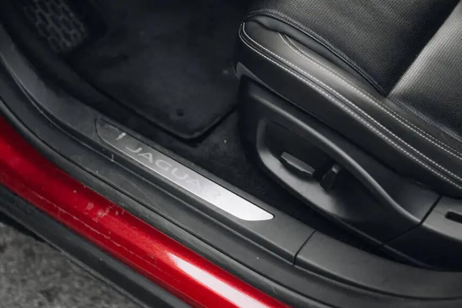 Red Jaguar XE 2018 in Riga, with an engine capacity of 0.00 L and mileage of 139 thousand km for 36500 €, photo 20 on AUTOMOTO.COM.LV
