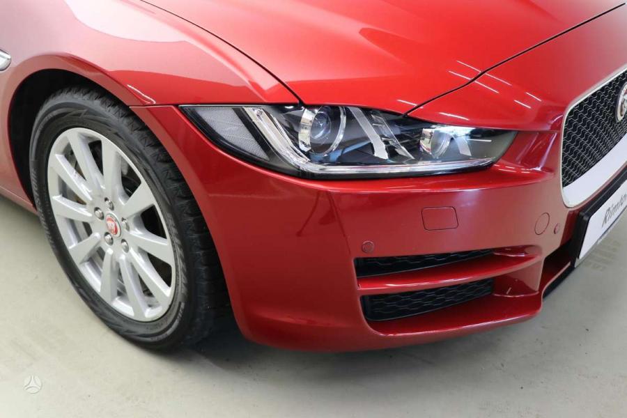 Red Jaguar XE 2015 in Vilnius, with an engine capacity of 2.00 L and mileage of 48 thousand km for 11950 €, photo 7 on AUTOMOTO.COM.LV