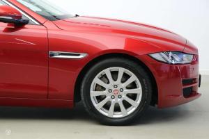 Red Jaguar XE 2015 in Vilnius, with an engine capacity of 2.00 L and mileage of 48 thousand km for 11690 €, photo 4 on AUTOMOTO.COM.LV