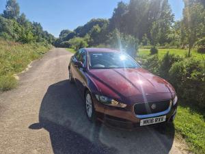 Sarkans Jaguar XE 2016 Alīta, ar dzinēja tilpumu 2.00 L un nobraukumu 128 tūkst. km par 3200 €, foto  vietnē AUTOMOTO.COM.LV