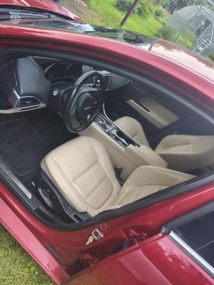 Red Jaguar XE 2016 in Vilnius, with an engine capacity of 2.00 L and mileage of 168 thousand km for 7700 €, photo 9 on AUTOMOTO.COM.LV