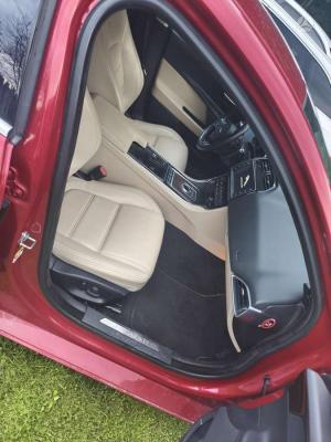 Red Jaguar XE 2016 in Vilnius, with an engine capacity of 2.00 L and mileage of 168 thousand km for 7700 €, photo 10 on AUTOMOTO.COM.LV