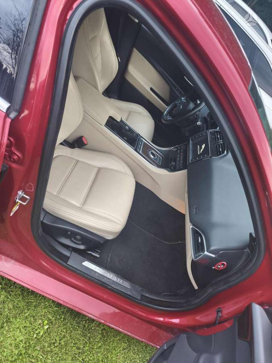 Red Jaguar XE 2016 in Vilnius, with an engine capacity of 2.00 L and mileage of 168 thousand km for 7700 €, photo 10 on AUTOMOTO.COM.LV