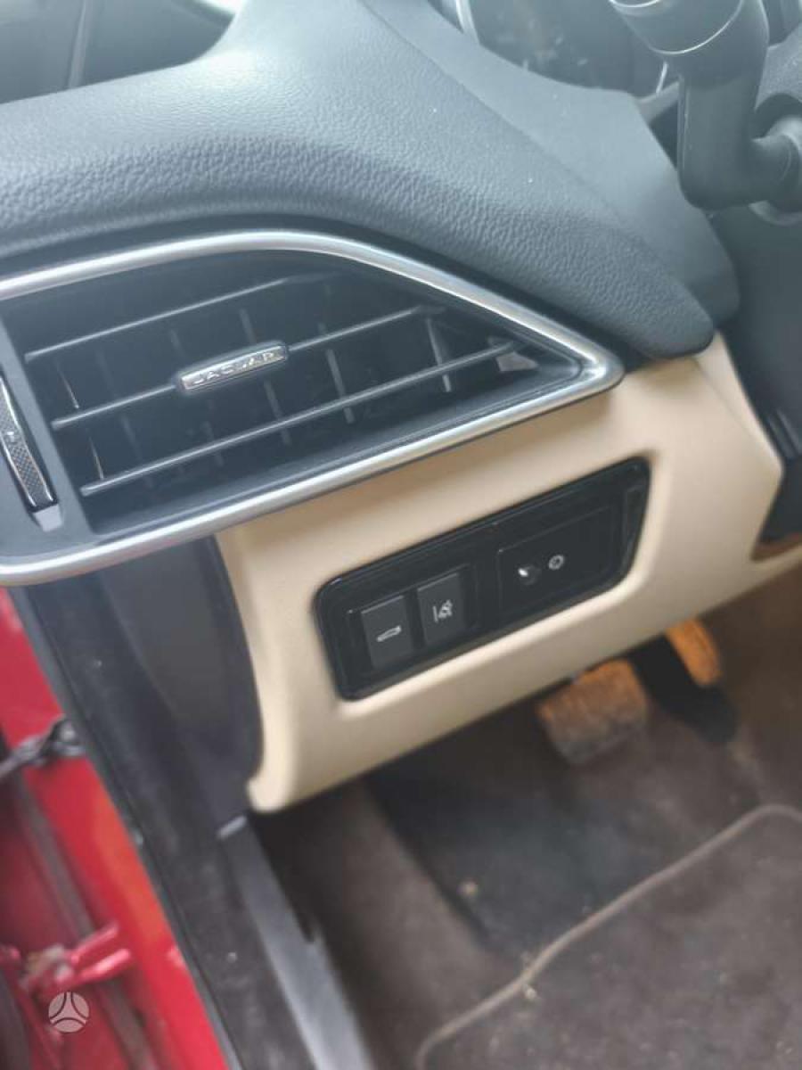 Red Jaguar XE 2016 in Vilnius, with an engine capacity of 2.00 L and mileage of 168 thousand km for 7700 €, photo 12 on AUTOMOTO.COM.LV