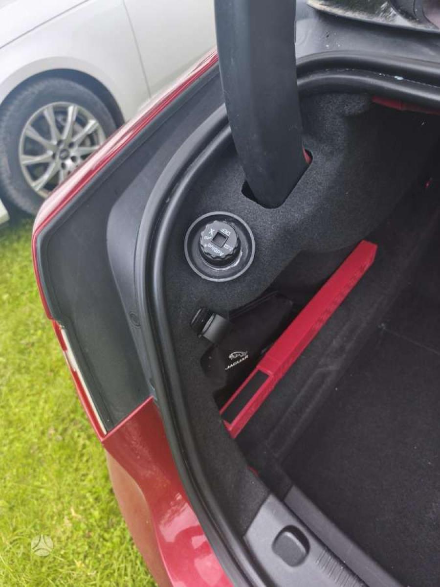 Red Jaguar XE 2016 in Vilnius, with an engine capacity of 2.00 L and mileage of 168 thousand km for 7700 €, photo 14 on AUTOMOTO.COM.LV
