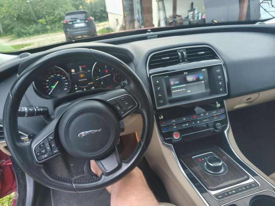 Red Jaguar XE 2016 in Vilnius, with an engine capacity of 2.00 L and mileage of 168 thousand km for 7700 €, photo 15 on AUTOMOTO.COM.LV