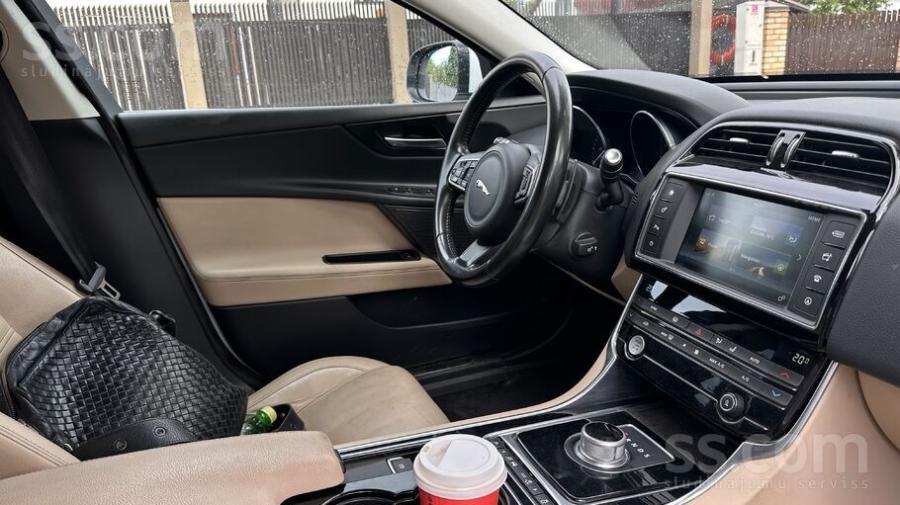 Balts Jaguar XE 2015 Jūrmala, ar dzinēja tilpumu 2.00 L un nobraukumu 269 tūkst. km par 6900 €, foto 7 vietnē AUTOMOTO.COM.LV