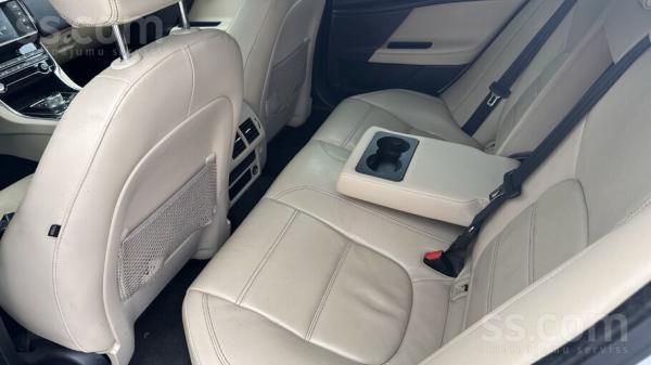 Balts Jaguar XE 2015 Jūrmala, ar dzinēja tilpumu 2.00 L un nobraukumu 269 tūkst. km par 6900 €, foto 9 vietnē AUTOMOTO.COM.LV