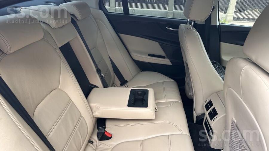 Balts Jaguar XE 2015 Jūrmala, ar dzinēja tilpumu 2.00 L un nobraukumu 269 tūkst. km par 6900 €, foto 12 vietnē AUTOMOTO.COM.LV