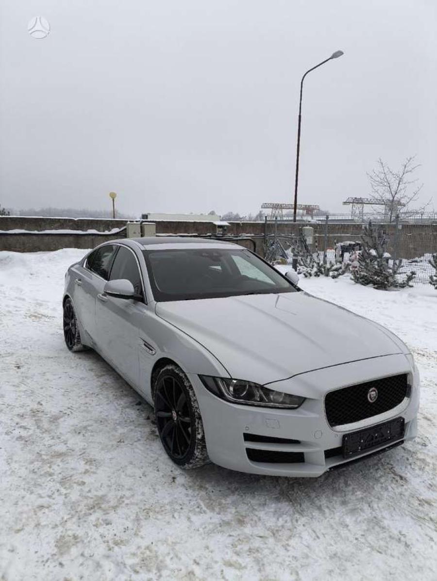 White Jaguar XE 2016 in Siauliai, with an engine capacity of 2.00 L and mileage of 124 thousand km for 15500 €, photo 1 on AUTOMOTO.COM.LV
