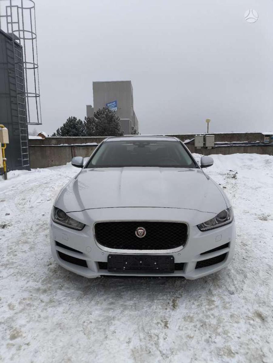 White Jaguar XE 2016 in Siauliai, with an engine capacity of 2.00 L and mileage of 124 thousand km for 15500 €, photo 2 on AUTOMOTO.COM.LV