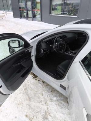 White Jaguar XE 2016 in Siauliai, with an engine capacity of 2.00 L and mileage of 124 thousand km for 15500 €, photo 4 on AUTOMOTO.COM.LV