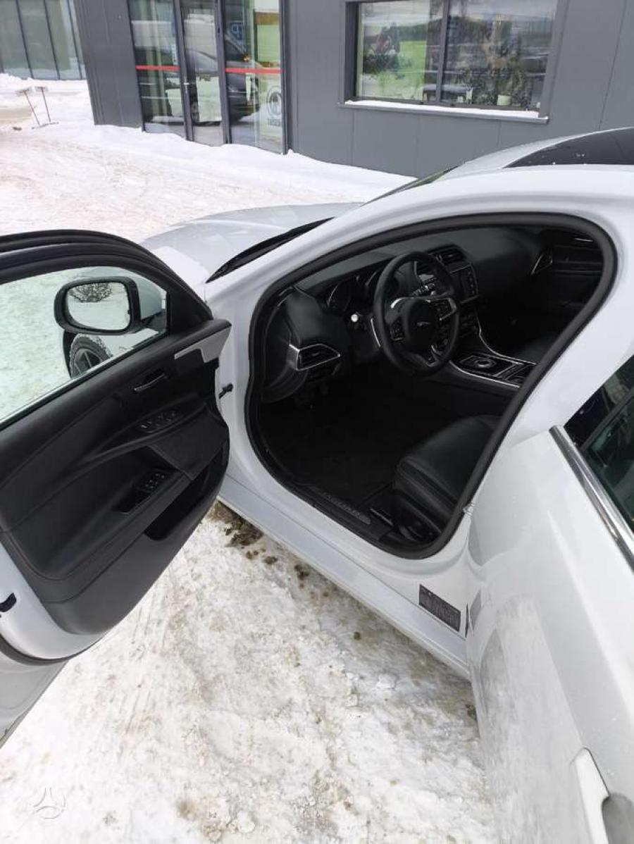 White Jaguar XE 2016 in Siauliai, with an engine capacity of 2.00 L and mileage of 124 thousand km for 15500 €, photo 4 on AUTOMOTO.COM.LV