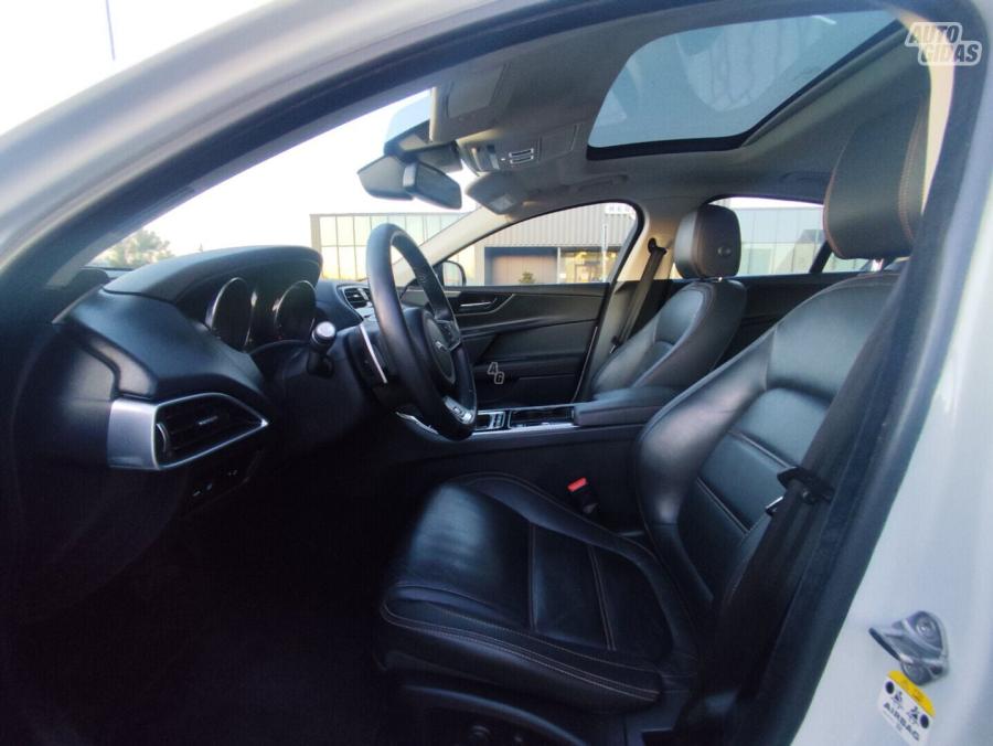 Balts Jaguar XE 2016 Šauļi, ar dzinēja tilpumu 2.00 L un nobraukumu 124 tūkst. km par 11600 €, foto 11 vietnē AUTOMOTO.COM.LV