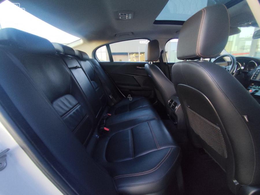 Balts Jaguar XE 2016 Šauļi, ar dzinēja tilpumu 2.00 L un nobraukumu 124 tūkst. km par 11600 €, foto 23 vietnē AUTOMOTO.COM.LV