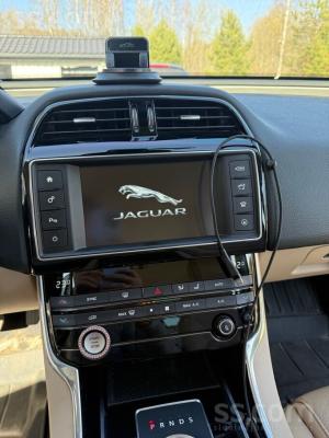 Balts Jaguar XE 2016 Rēzekne, ar dzinēja tilpumu 2.00 L un nobraukumu 201 tūkst. km par 8999 €, foto 14 vietnē AUTOMOTO.COM.LV
