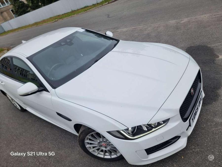 White Jaguar XE 2016 in Jonava, with an engine capacity of 2.00 L and mileage of 102 thousand km for 2999 €, photo 3 on AUTOMOTO.COM.LV