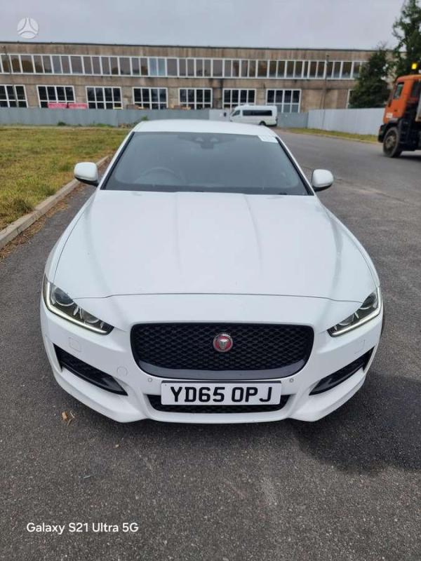 White Jaguar XE 2016 in Jonava, with an engine capacity of 2.00 L and mileage of 102 thousand km for 2999 €, photo 4 on AUTOMOTO.COM.LV