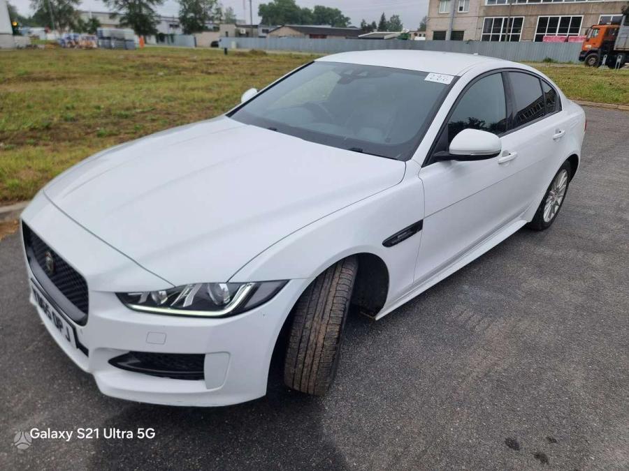 White Jaguar XE 2016 in Jonava, with an engine capacity of 2.00 L and mileage of 102 thousand km for 2999 €, photo 5 on AUTOMOTO.COM.LV