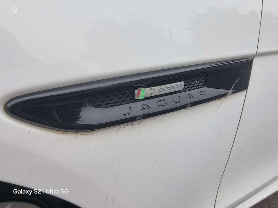 White Jaguar XE 2016 in Jonava, with an engine capacity of 2.00 L and mileage of 102 thousand km for 2999 €, photo 6 on AUTOMOTO.COM.LV