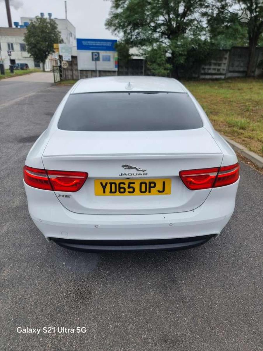 White Jaguar XE 2016 in Jonava, with an engine capacity of 2.00 L and mileage of 102 thousand km for 2999 €, photo 9 on AUTOMOTO.COM.LV