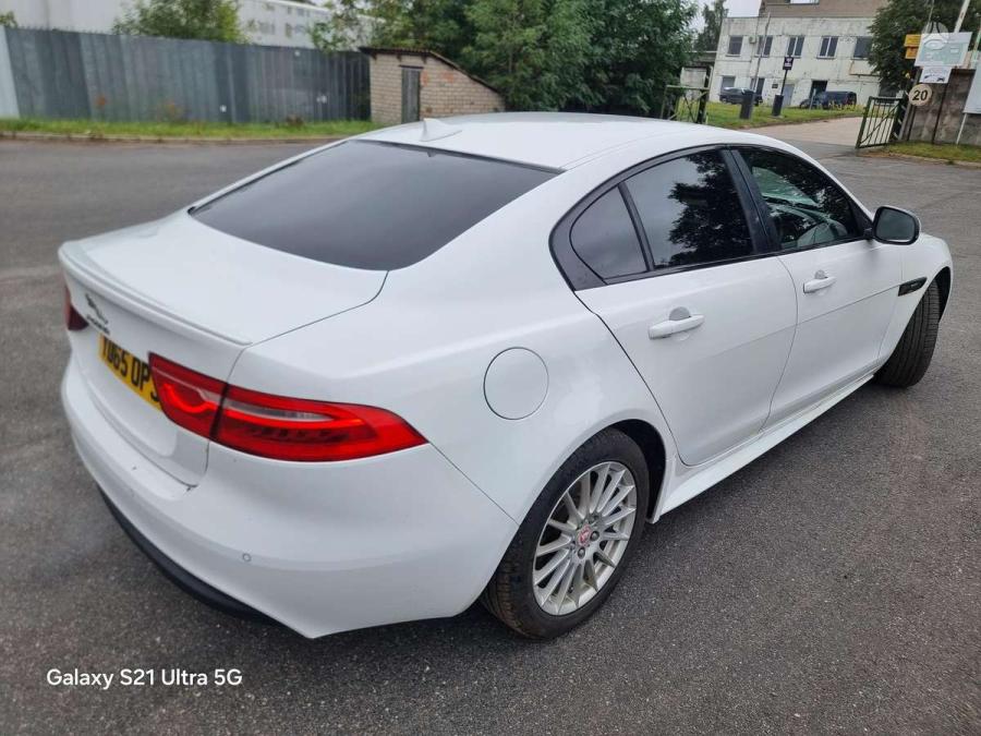 White Jaguar XE 2016 in Jonava, with an engine capacity of 2.00 L and mileage of 102 thousand km for 2999 €, photo 10 on AUTOMOTO.COM.LV