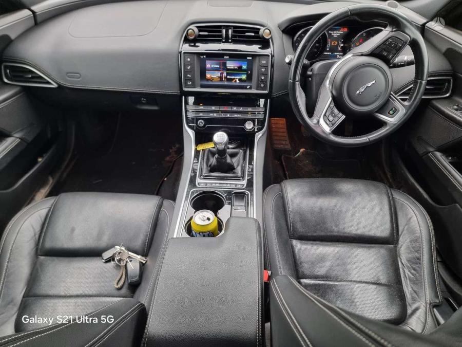 White Jaguar XE 2016 in Jonava, with an engine capacity of 2.00 L and mileage of 102 thousand km for 2999 €, photo 11 on AUTOMOTO.COM.LV