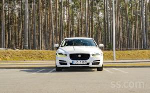 White Jaguar XE 2017 in Riga, with an engine capacity of 2.00 L and mileage of 158 thousand km for 8190 €, photo 4 on AUTOMOTO.COM.LV