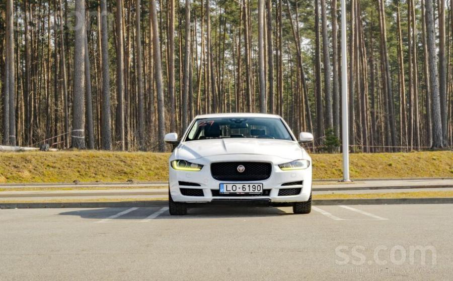 White Jaguar XE 2017 in Riga, with an engine capacity of 2.00 L and mileage of 158 thousand km for 8190 €, photo 4 on AUTOMOTO.COM.LV